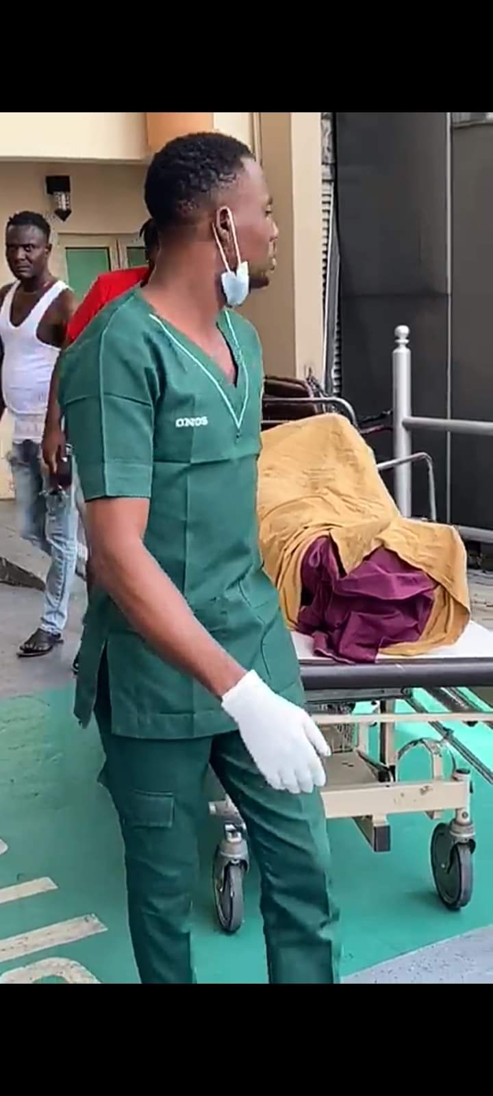 Video : Tears as body of Late Okpan Arhibo is taken to the morgue - RERO TV