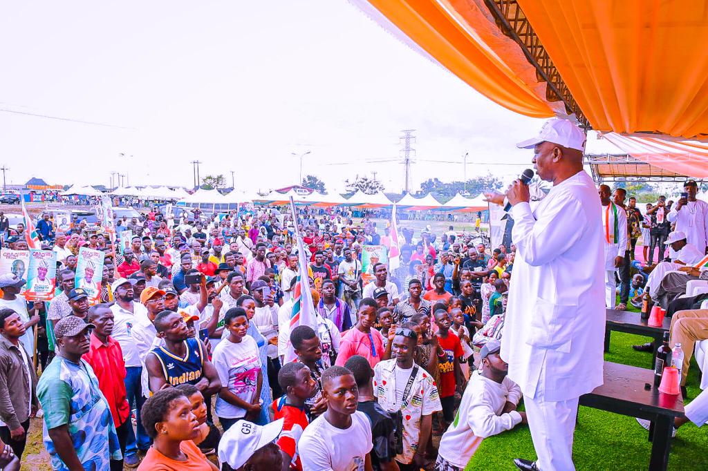 Warri erupts, Thousands decamp as Gbagi Officially declares for SDP ...