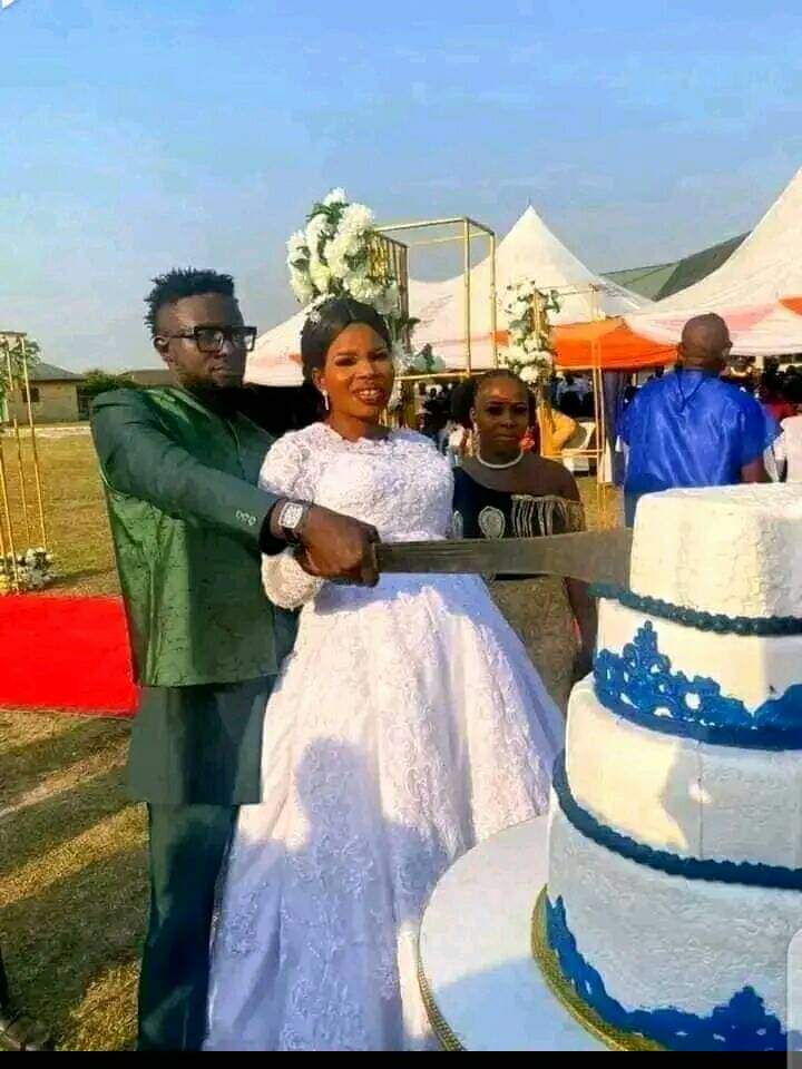 Issakaba : Couple Cuts Wedding Cake With Cutlass, Leaves Guests In ...