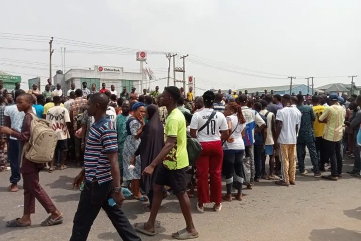 Naira Scarcity: Protesters Shut Down Lagos-Abeokuta Expressway - RERO TV