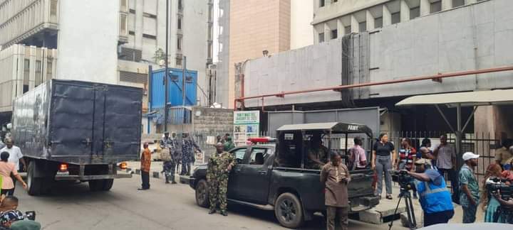 PHOTOS: Heavy Security Presence At CBN Lagos Office As INEC Begins ...