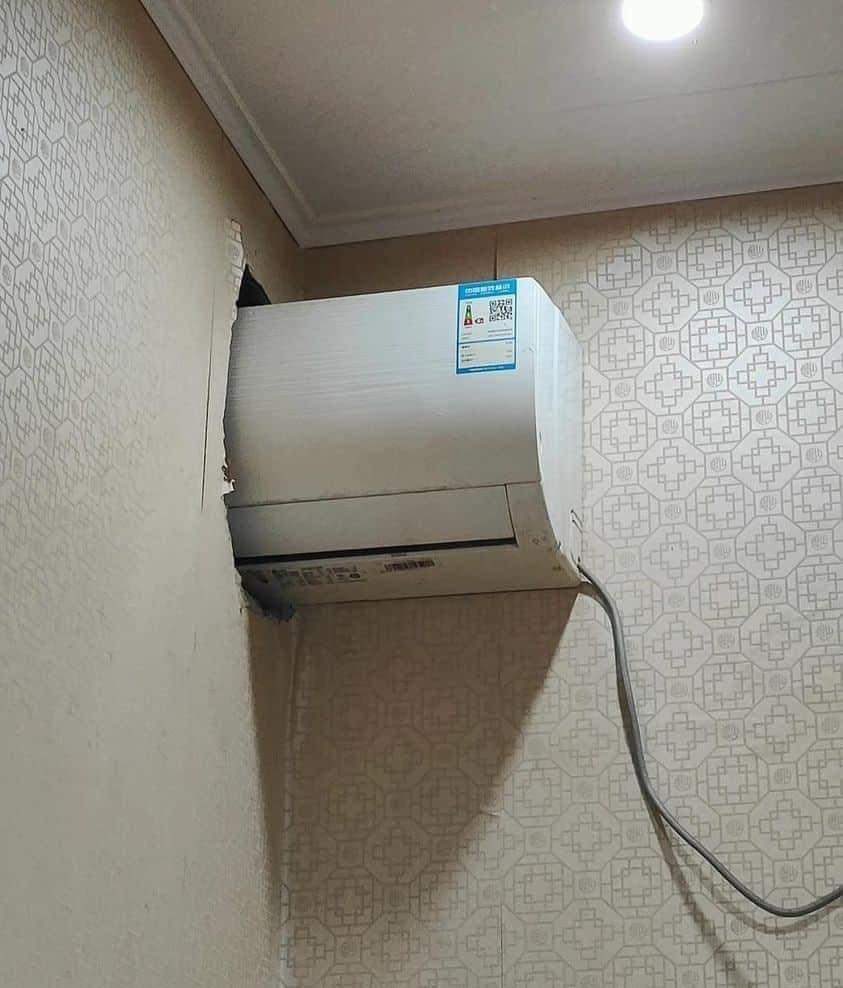 Photos : Two Hotel Rooms Share One Air-conditioning Unit. See Location ...