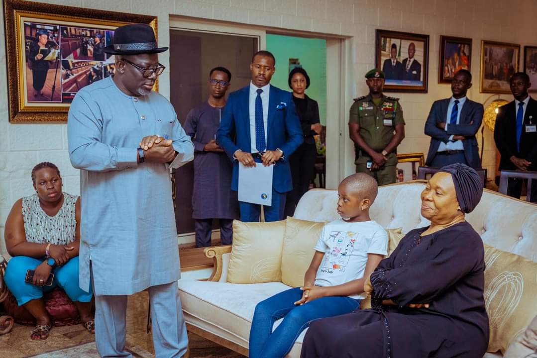 Photos : Governor Oborevwori pays condolence visit to Late Chief ...